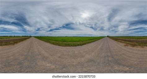 하늘과 하늘을 뒤덮은 백구름이 있는 들판의 스톡 사진 2215870733 Shutterstock