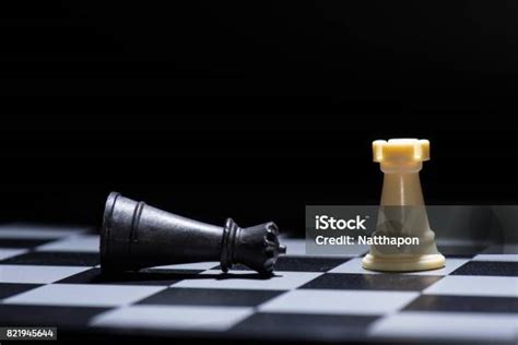 비즈니스 보드 게임 전략 계획 및 의사 결정 개념 블랙 체스 조각 흰색 체스 조각에 손실 갇힌에 대한 스톡 사진 및 기타 이미지 Istock