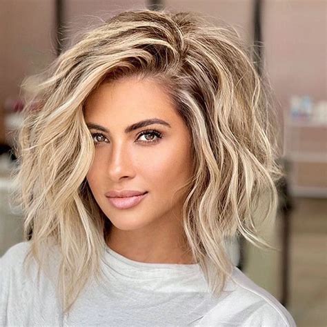 21 Cool Short Wavy Haircuts In 2021 The Style Plus