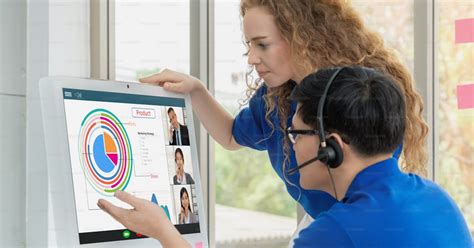 화상 통화 그룹 비즈니스 사람들은 가상 작업 공간 또는 원격 사무실에서 만납니다 스마트 비디오 기술을 사용하여 전문 기업