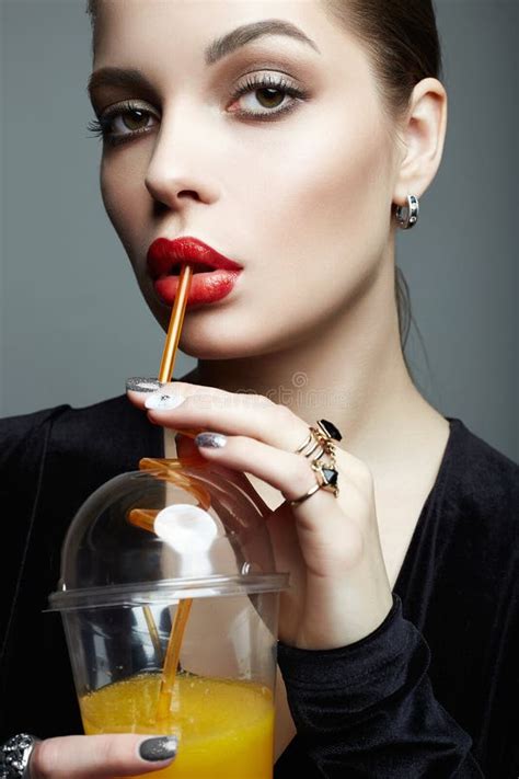 Sch Nes M Dchen Das Frischen Orangensaft Trinkt Gesunde Junge Frau Stockfoto Bild Von