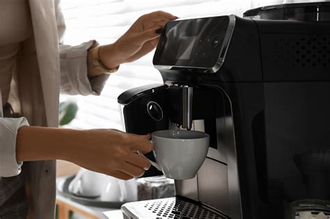 사무실에서 현대적인 기계로 신선한 향기로운 커피를 준비하는 아프리카 계 미국인 여성 클로즈업 기계류에 대한 스톡 사진 및 기타 이미지 Istock