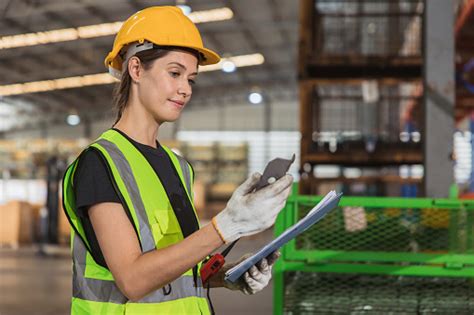 공장에서 기술자 엔지니어 검사관에 의한 속성 또는 로트 품질 보증 샘플링 생산 품질 테스트 확인 프로세스에 의한 산업 수용 샘플링 계획 40 44세에 대한 스톡 사진 및