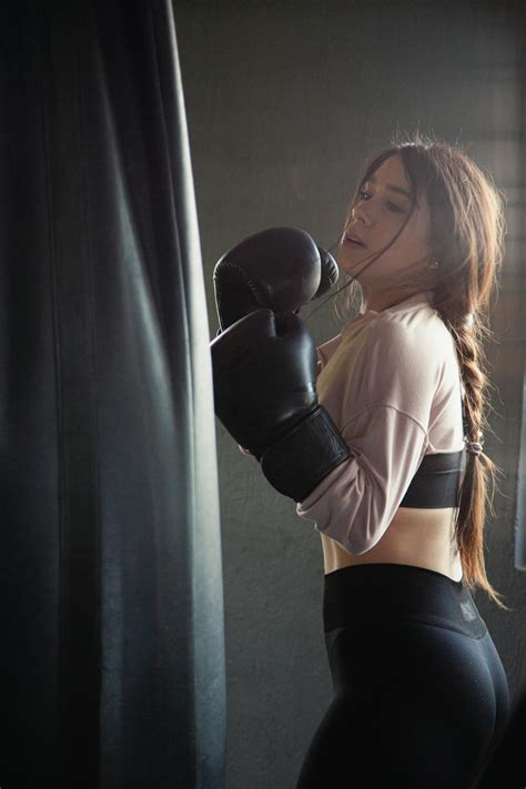 갈색 머리 건강 결단 권투 권투 장갑 권투 훈련 긴 머리 동기 부여 동등 맞는 라이프 스타일 멕시코 무제르