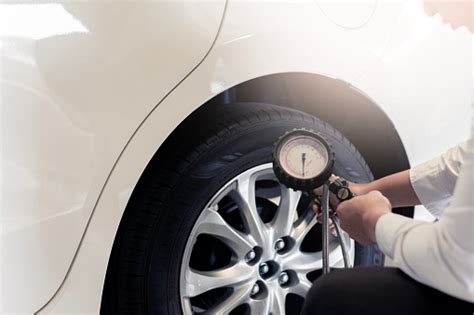 아시아 남자 자동차 검사 측정 수량 팽창 고무 타이어 자동차 닫 다 손 지주 기계 팽창 압력 계기 자동차 타이어 압력 측정 자동차 자동차 이미지 검사 보기에 대한 스톡 사진