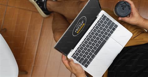 노트북 컴퓨터와 커피 컵을 들고 방에서 휴식을 취하는 남자의 상위 뷰 사진 Unsplash의 랩톱 이미지