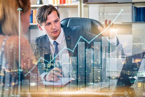 도시 야간 및 성장 통계 그래프 비즈니스 팀워크 및 파트너십 개념과의 회의에서 동료에게 작업 일정 계획 또는 월별 목표 계획을 논의하는 관리자의 이중 노출 가리키기에 대한