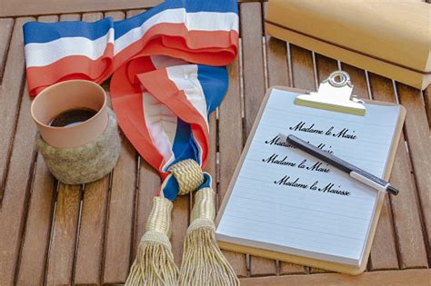 그녀의 기능의 삼색 스카프 상징과 나무 책상에 누워 그녀의 공동체의 여성 시장을 임명하는 다른 방법의 목록을 포함하는 프랑스의 지방 선거 블록 노트 0명에 대한 스톡 사진