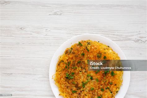 하얀 나무 표면 위에 흰색 접시에 수제 스파게티 오믈렛 위에서 볼 수 있습니다 평면 누워 오버 헤드 위에서 공간을 복사합니다 0명에 대한 스톡 사진 및 기타 이미지 Istock