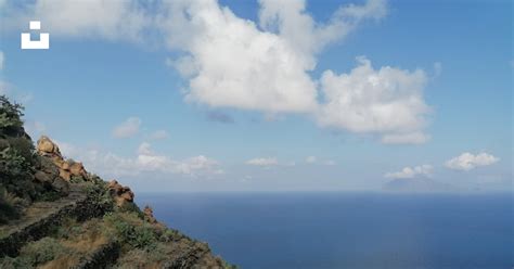 주변에 언덕과 나무가있는 수역 사진 Unsplash의 무료 이탈리아 이미지 주변에 언덕과 나무가있는 수역 사진 Unsplash의 무료 이탈리아 이미지