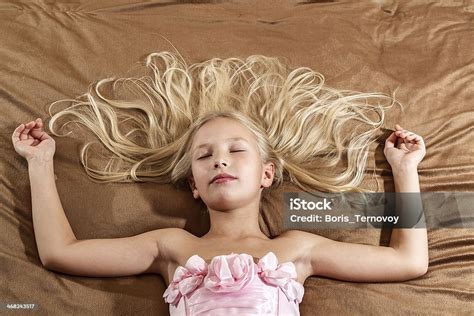 Маленькая девочка в кровати 81 фото