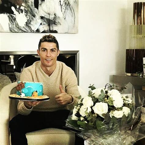 کریس رونالدو امروز ساله شد کیک تولدش خیلی سادس پشتش عدد بزرگ نیست لباس