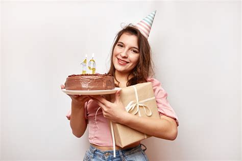 소녀는 숫자 19 형태의 촛불이 달린 축제 케이크를 들고 있습니다 생일 축하의 개념입니다 18에 대한 스톡 사진 및 기타 이미지 Istock