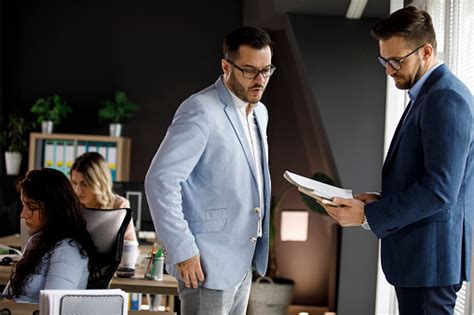 두 명의 사업가가 작업 중인 프로젝트에 관한 메모를 비교합니다 25 29세에 대한 스톡 사진 및 기타 이미지 25 29세 35 39세 40 44세 Istock