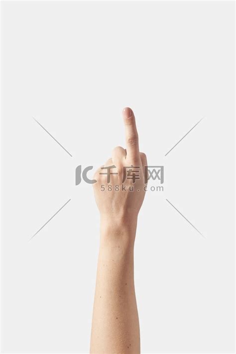 手指上的数字计数，女性外手在垂直位置与一个，1，第一个，d 在白色背景上隔离的手指字母表中。高清摄影大图 千库网