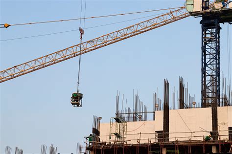 낮에 건설 크레인 및 건설 작업자가 건설 현장에 있습니다 0명에 대한 스톡 사진 및 기타 이미지 0명 강철 개발 Istock