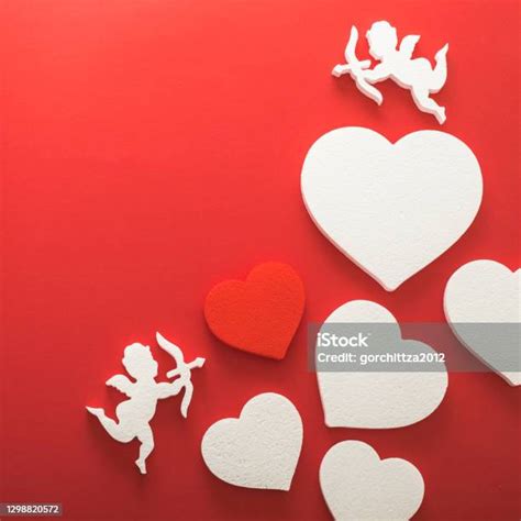 하트 선물 행복한 발렌타인 데이 배너 종이 아트 스타일이 있는 플라잉 큐피드 실루엣 빨간 종이에 아무르 2월에 대한 스톡 사진 및 기타 이미지 Istock