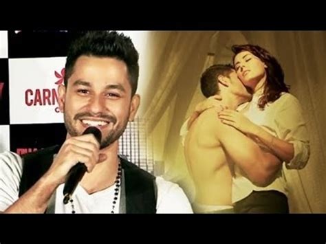 Kunal Khemu And Soha Ali Khan Kiss