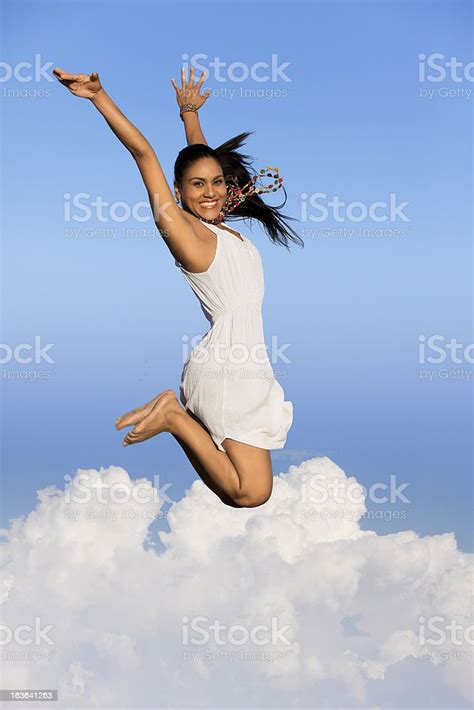 브라질리안 패션모델 뛰어내림 대상쪽으로 스카이 20 24세에 대한 스톡 사진 및 기타 이미지 20 24세 검정 머리 관능 Istock