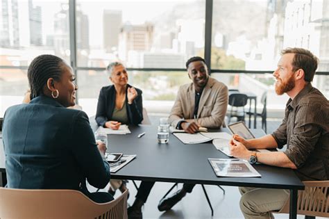 비즈니스 회의 회의 및 마케팅 전략 및 계획 사무실 건물에서 기업 직원과의 컨설팅 프레젠테이션 회의실의 협업 멘토 및 비즈니스 담당자 배경 주제에 대한 스톡 사진 및 기타