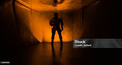 어두운 버려진된 건물에 소 름 실루엣입니다 미치광이 개념 또는 캐비닛 문 가진 어두운 복도으 시 시 공포 사람의 실루엣과 조명에 대 한 공포 개념에 대한 스톡 사진 및 기타