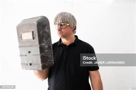 수리맨은 흰색 배경에 절연 된 가정 수리를위한 용접 보호 마스크를 보유하고 있습니다 45 49세에 대한 스톡 사진 및 기타 이미지 45 49세 개발 개선 Istock