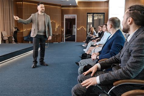 한 무리의 사람들 앞에 서 있는 남자 사진 Unsplash의 세미나 이미지