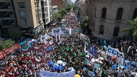 거리 가득 메운 아르헨 총파업 시위대 연합뉴스