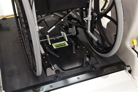 【画像ギャラリー】トヨタ「ハイエース」車椅子仕様に「ワンタッチ固定装置」がついた！ デイサービス送迎の乗降時間が大幅短縮 Auto