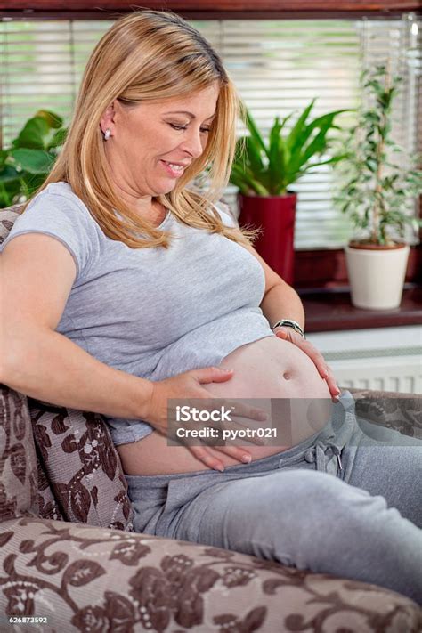 아기를 기다리는 임신 한 여자는 그녀의 배를 만지고 개성 개념에 대한 스톡 사진 및 기타 이미지 개성 개념 기대 낮 Istock