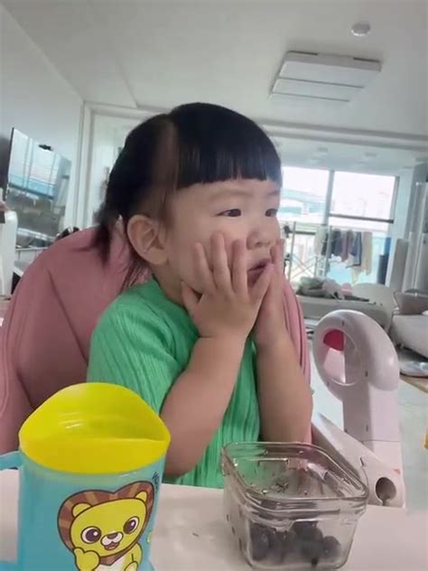 말이 엄청 늘은 우리 김뽀 😍 내가 정말 귀여워 미친다 말을 이제 장문을 하기 시작 하고 정확한 발음으로 따라 하고 육아는 어렵고 힘들고 즐겁고 행복 하고 그런건가