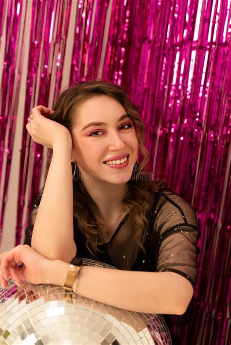 Jovencita Linda Posando En Un Fondo Rosado Con Una Bola De Disco Foto De Archivo Imagen De
