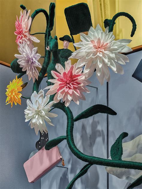 Window display Hermès Astonishment Behance