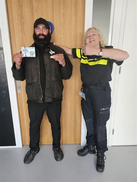 Dakloze Hadjer 33 Verzamelt Flessen In De Trein Als Hij Bijzondere Vondst Doet ‘ik Kan Het