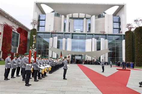 ФОТО Ерөнхий сайд Л Оюун Эрдэнийг Германы Канцлер угтан авлаа Isee Mn