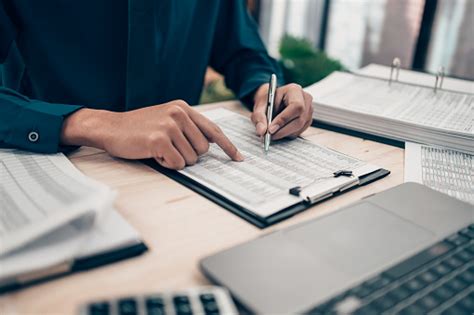 데스크 오피스에서 일하는 투자자와 손가락으로 추적 비용 잔액 이익 및 통화를 확인합니다 회계 및 재무 개념 25 29세에 대한 스톡 사진 및 기타 이미지 Istock