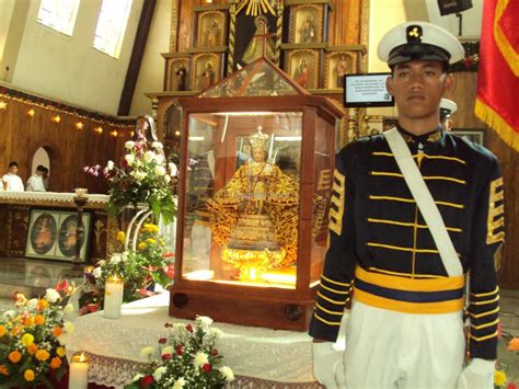 Nagdadasal Sa Simbahan