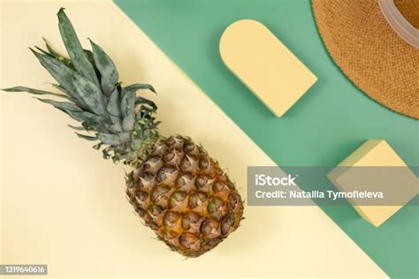 제품 프리젠 테이션을위한 파인애플과 기하학적 형태와 트렌디 추상 노란색 녹색 배경 여름 컨셉 플랫 레이 상단 보기 모형 0명에 대한 스톡 사진 및 기타 이미지 Istock