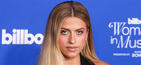 Sports Illustrateds Next Kate Upton Drops Jaws In Bikini Photos
