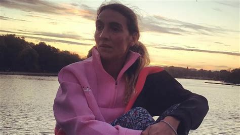 Докъде я докара Тризначката Надежда проси и живее в кашон снимка Звезди Woman Bg