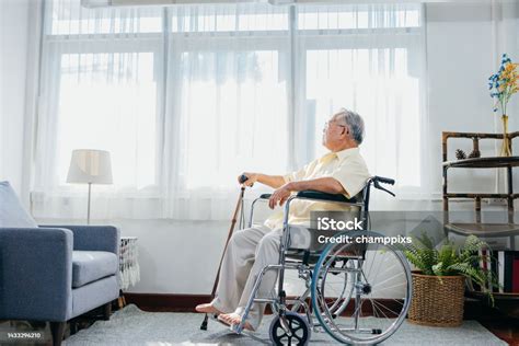 요양원에서 보행기 지팡이 막대기로 휠체어를 타고 앉아있는 아시아 노인 노인 성숙한 장애인 환자 노인 건강 관리 개념 60 69세에 대한 스톡 사진 및 기타 이미지 Istock