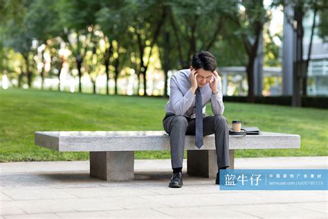 商务男子头疼 蓝牛仔影像 中国原创广告影像素材