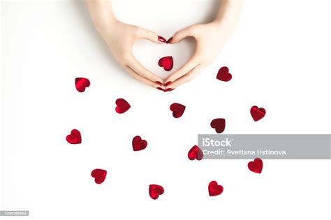 생생한 빨간 하트 모양의 색종이와 아름다운 여성의 손은 고립 된 흰색 배경에 부어 사랑과 축하 개념 디자인의 배경 공간을 복사합니다 플랫 레이 개념에 대한 스톡 사진 및