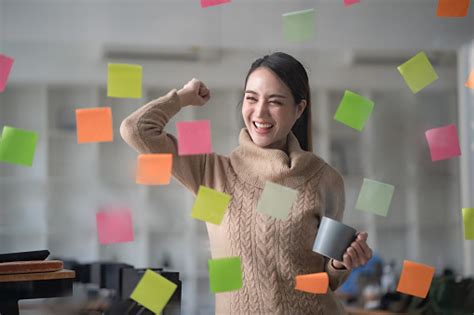 아시아 여성 사업가들은 유리 벽에 포스트잇을 사용하여 개발이 성공할 수 있도록 전략적 사업 계획을 작성합니다 가리키기에 대한 스톡 사진 및 기타 이미지 Istock