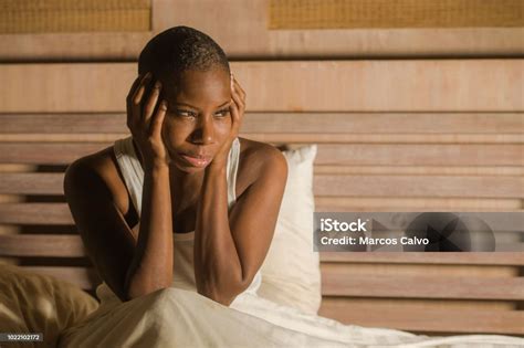 젊은 슬 프 고 우울 흑인 아프리카 미국 여자 침대 잠 못 드는 늦은 밤 걱정이 고 불안 우울증 문제 및 불면증 수 면 장애를 겪고 절망 느낌에 걱정하는에 대한 스톡 사진
