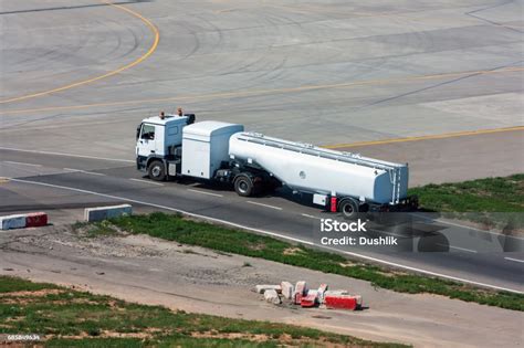 탱크 트럭 항공기 Refueler 공항 앞치마에 이동 공항에 대한 스톡 사진 및 기타 이미지 공항 0명 교통수단 Istock