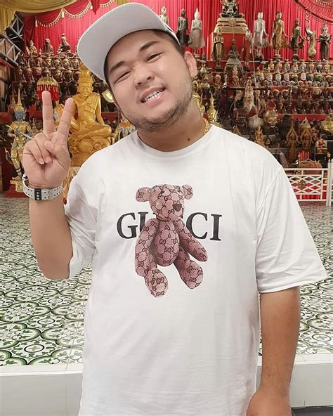 บุกรวบ เฮงเฮง ลูกชาย โป๊งเหน่ง เชิญยิ้ม โพสต์คลิปสาวเซ็กซี่ชวนเล่นพนันออนไลน์