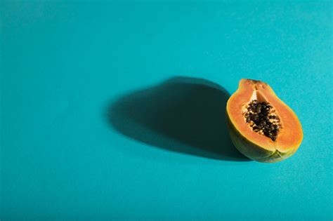 블루 파스텔 배경에 잘 익은 컷 파파야 측면 보기 복사 공간 하드 라이트 열대 건강한 음식 여성 건강 개념 미니멀리즘 0명에 대한 스톡 사진 및 기타 이미지 Istock