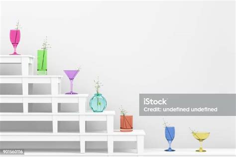 흰색 테이블 나무에 화려한 유리 배경입니다 크리스마스와 새 해 파티 날 지점 꽃과 물 핑크 파랑 녹색 노란색 자주색 오렌지의 화려한 유리 장식 3d 렌더링입니다 공장 산업