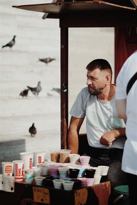 건축 경제 공공 장소 관광 명소 길거리 음식 남성 남자 낮 노점상 도시 경관 도시 풍경 도시의 삶 모험 문화 바쁜 거리 보도 비둘기 비즈니스